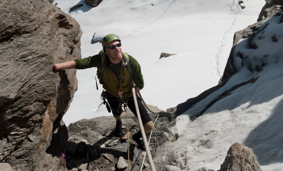 Alpinista sem m os e p s escala o Matterhorn